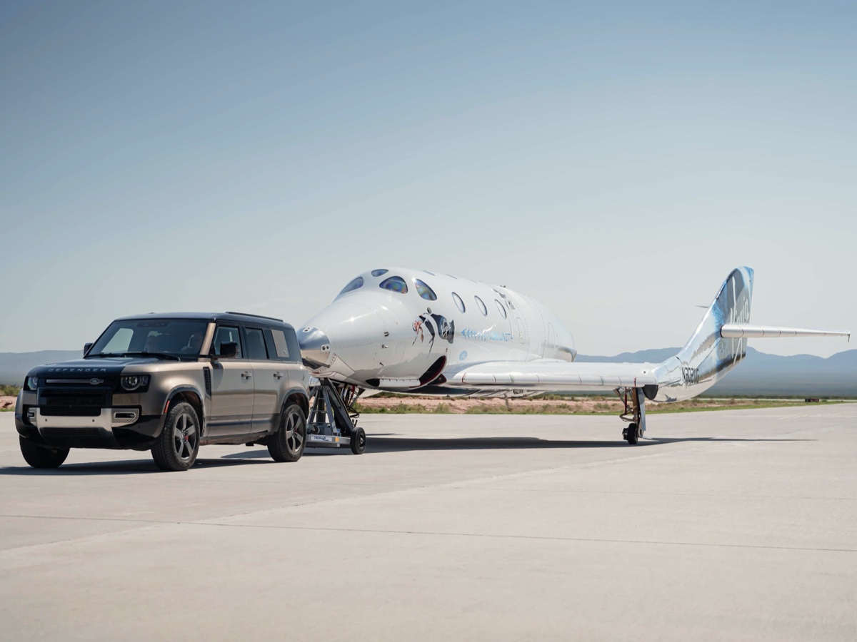 Land Rover supporta il primo volo nello spazio della Virgin Galactic