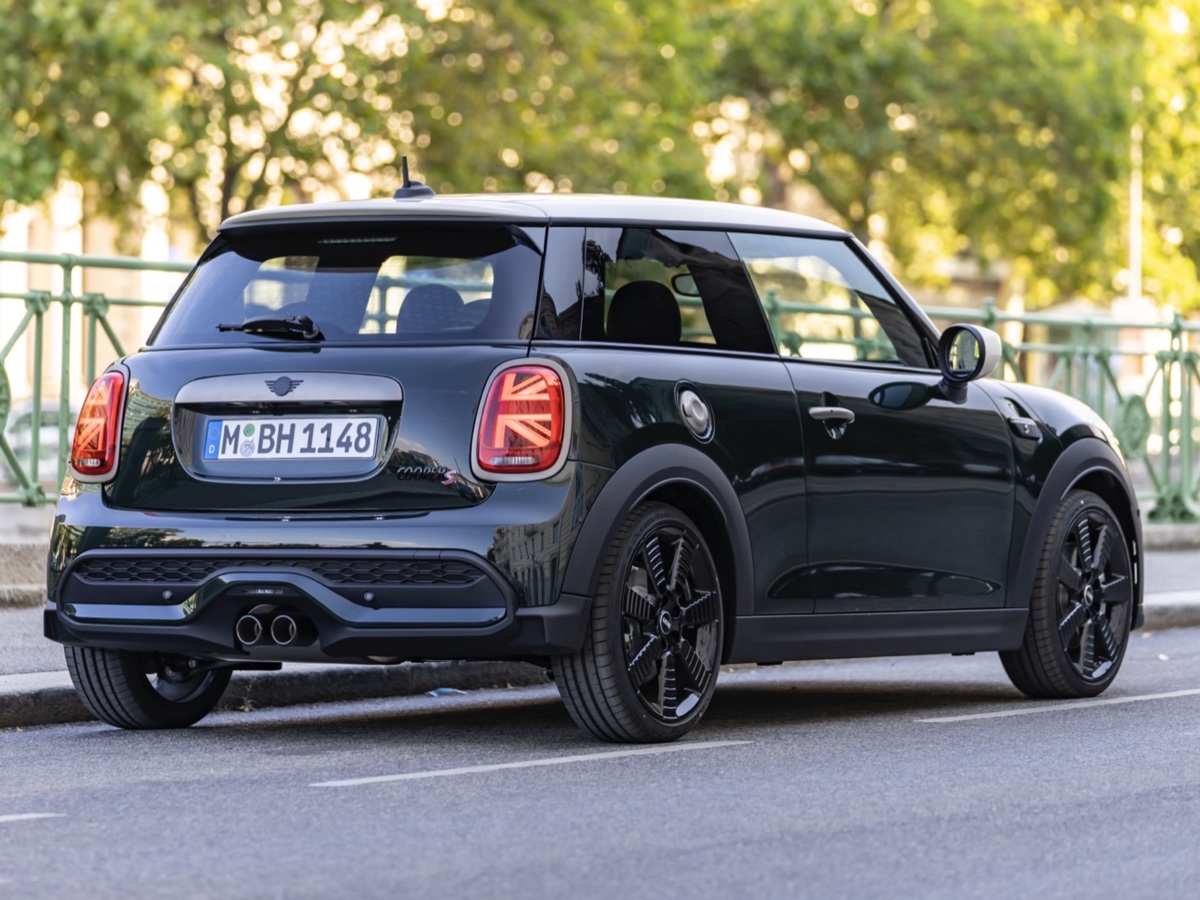 La Cooper S 3 porte completa la gamma Resolute Edition di MINI