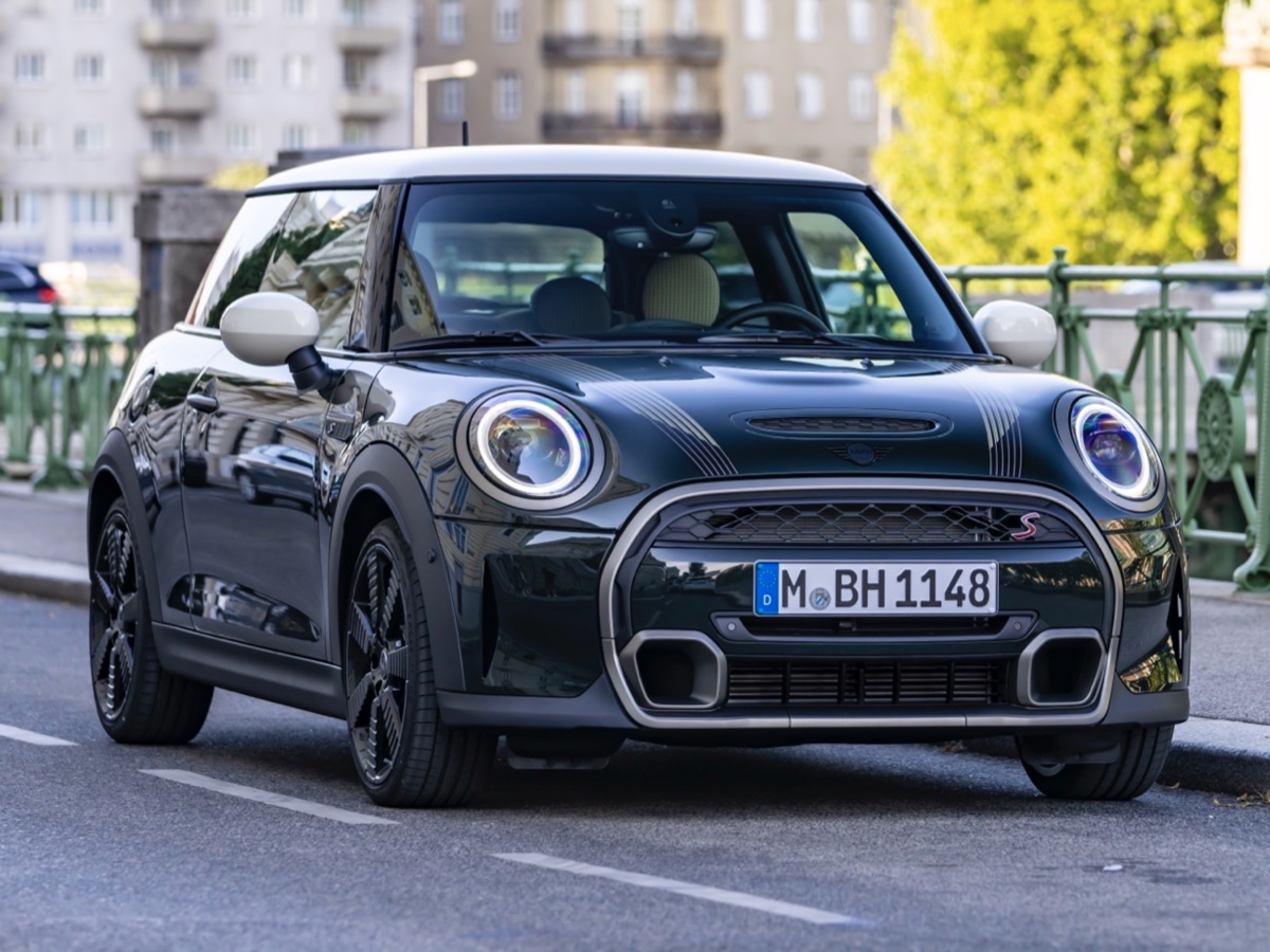 La Cooper S 3 porte completa la gamma Resolute Edition di MINI