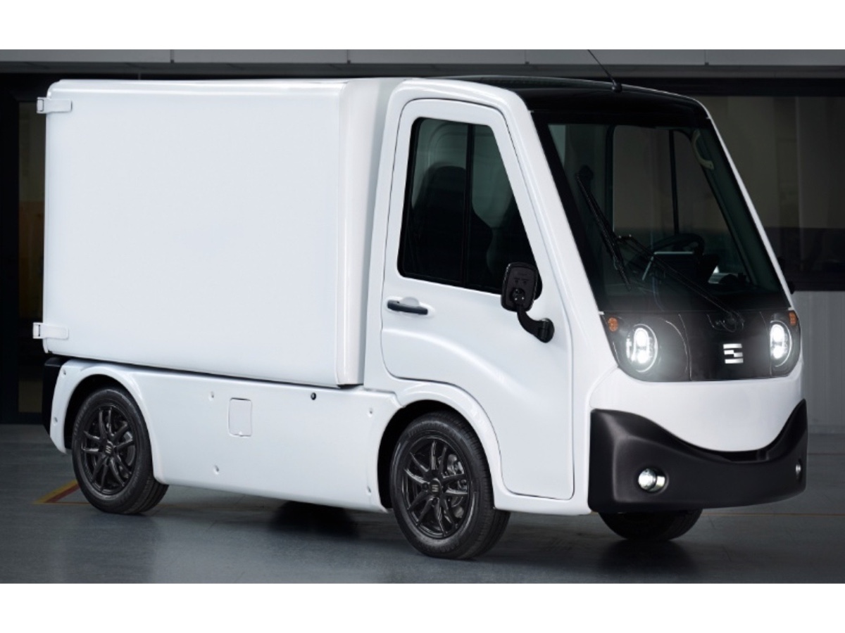 The compact e-van Sevic V500e distributed in Italy by VEM