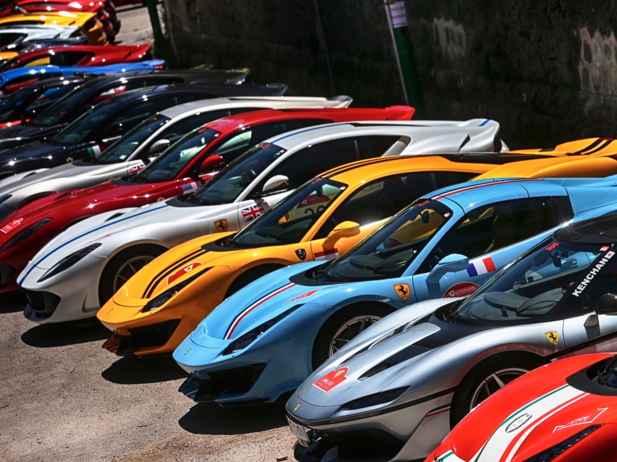 Ferrari e Porsche entusiaste della svolta UE sugli e-fuels