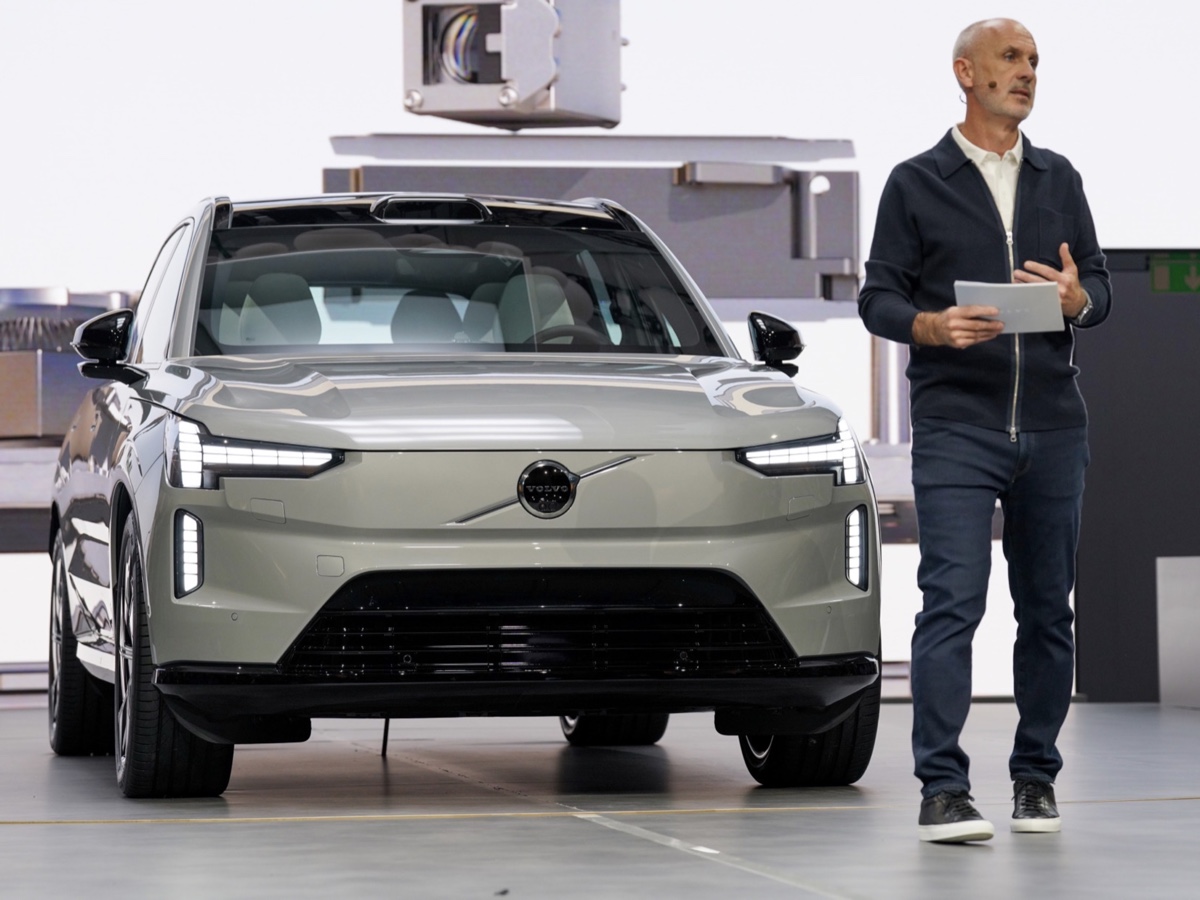 Volvo ritarda la produzione dell'EX90 a metà 2024 per problemi software